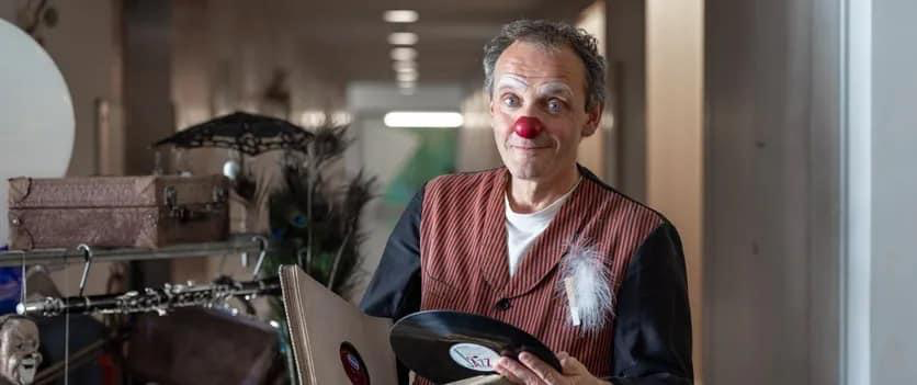 Begegnungsclown Marcel Briand geht zu Demenzbetroffenen