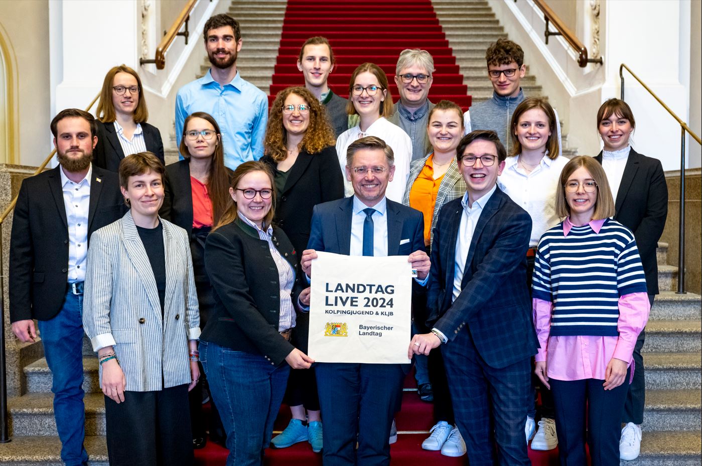 Landtag live: 18 Aktive aus Jugendverbänden begleiten Abgeordnete