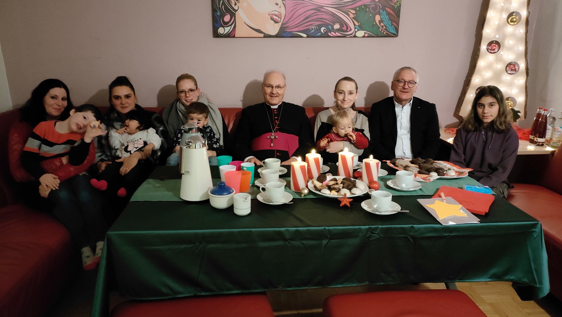 Bischof Rudolf besucht Haus Mutter und Kind der KJF in Regensburg