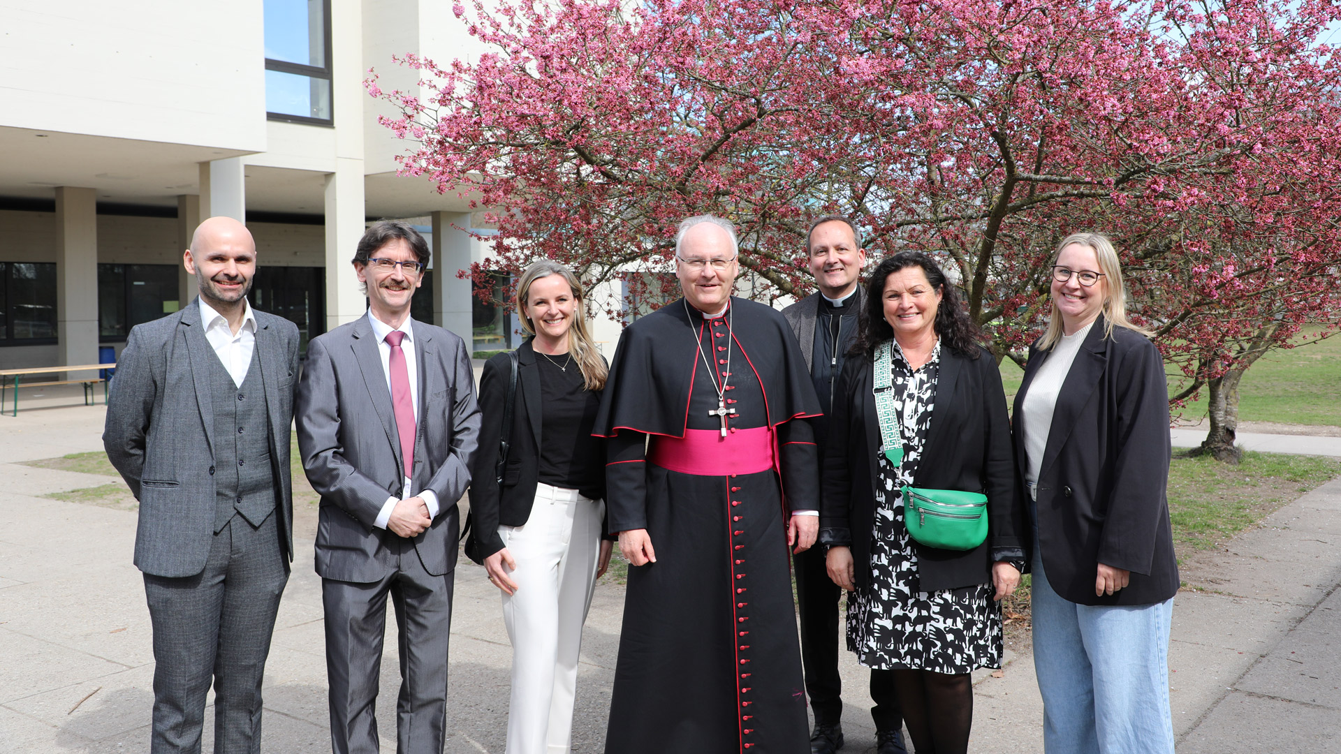 Bischof Dr. Rudolf Voderholzer besucht die Bischof Manfred Müller ...