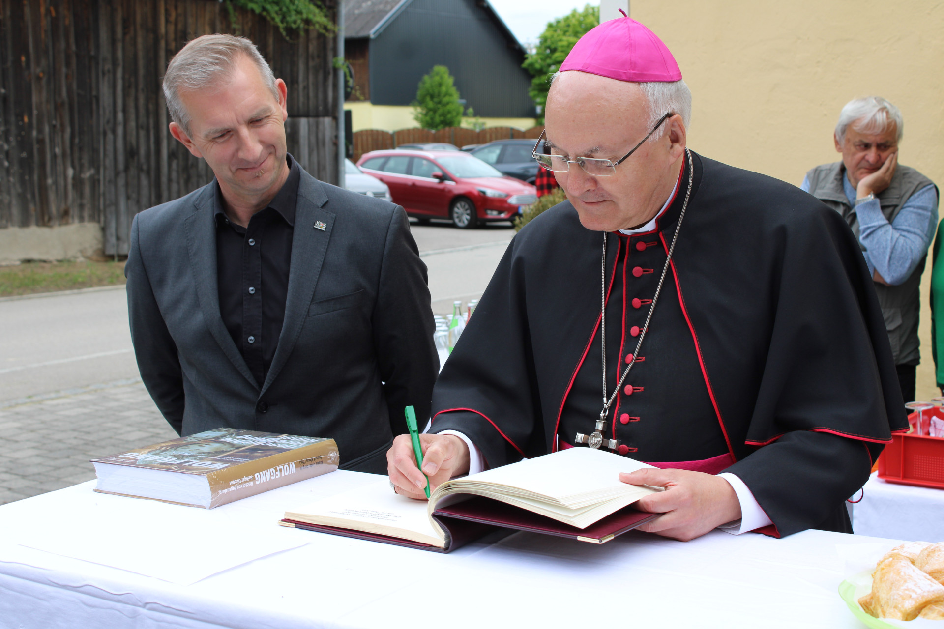 Bischof Rudolf Voderholzer feiert Maiandacht in Wölsendorf