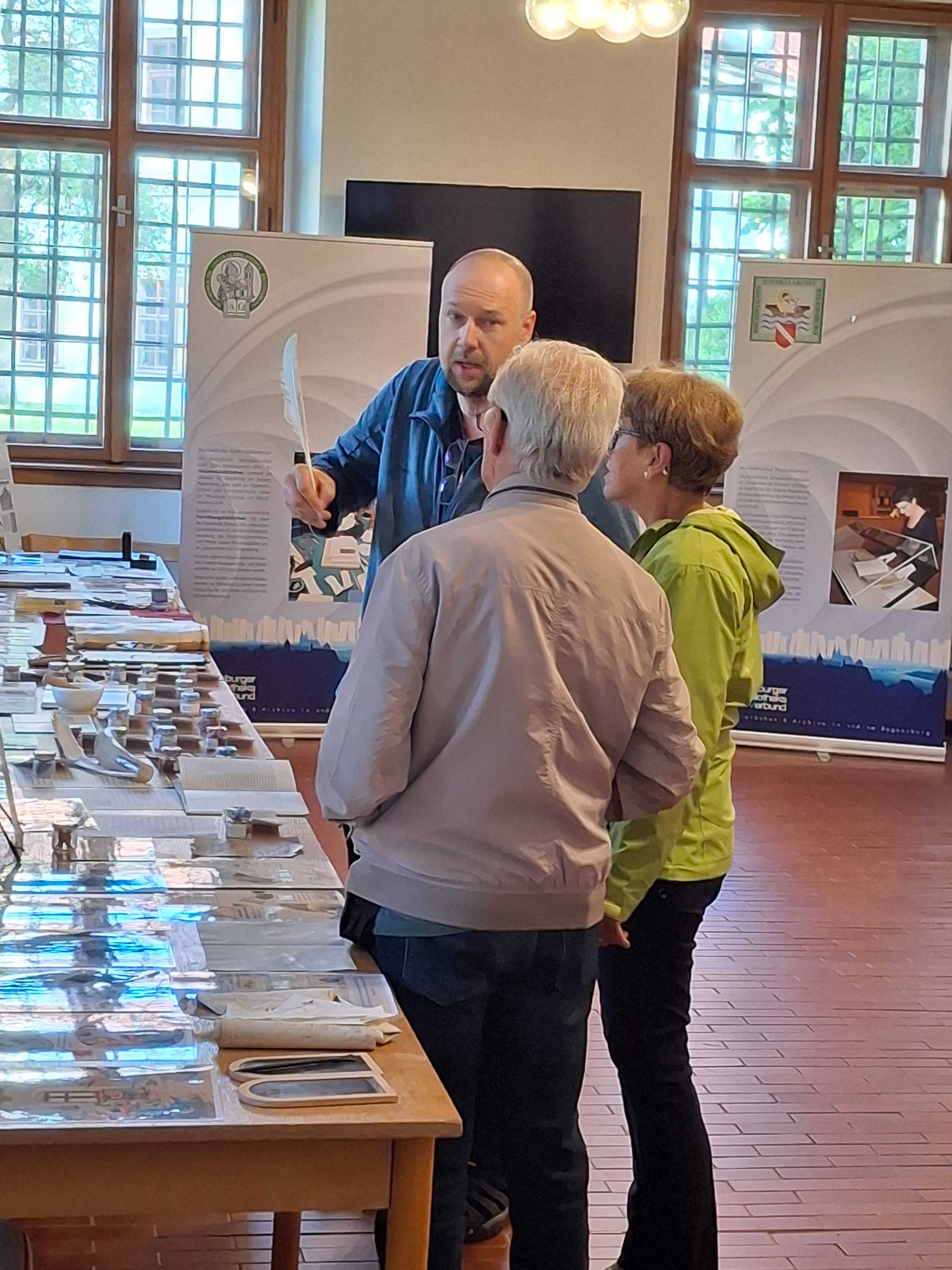 Mobiles Skriptorium des Bistums Regensburg begeistert Besucher in Prag
