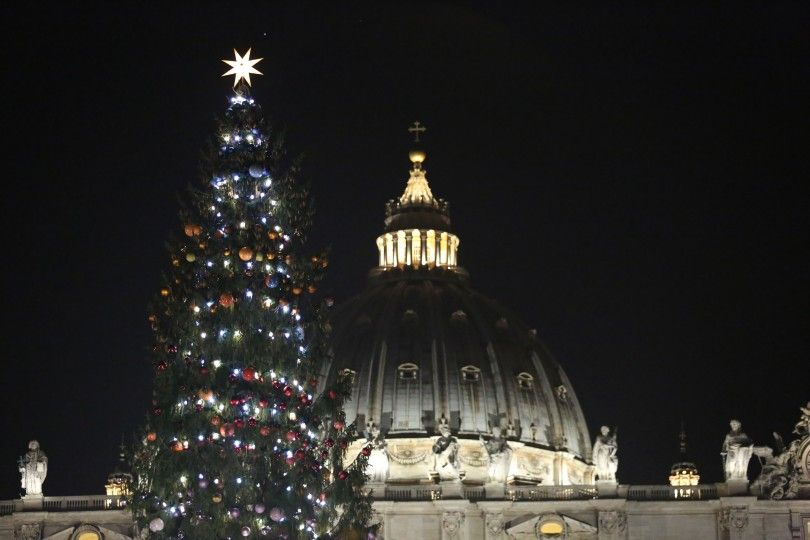 Oberpfälzer Christbaum auf dem Petersplatz illuminiert – Dekorationen ...
