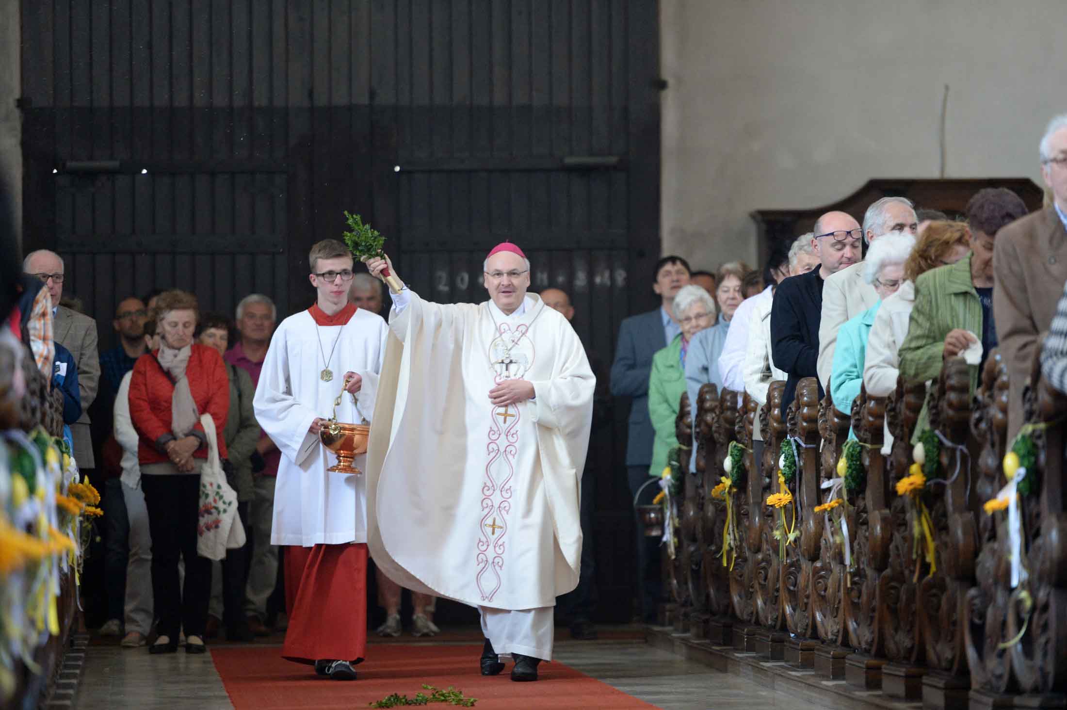 „Einige unserer besten Pfarrer!“ Bischof Voderholzer feiert das Patrozinium in Amberg St. Georg ...