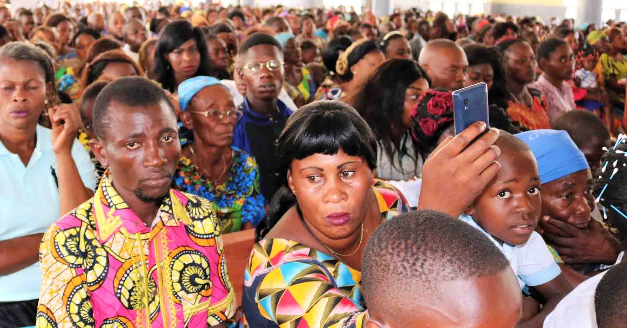 Durch Spenden finanziert: Pfarrer Mavinga Mbumba aus Pfatter weiht ...